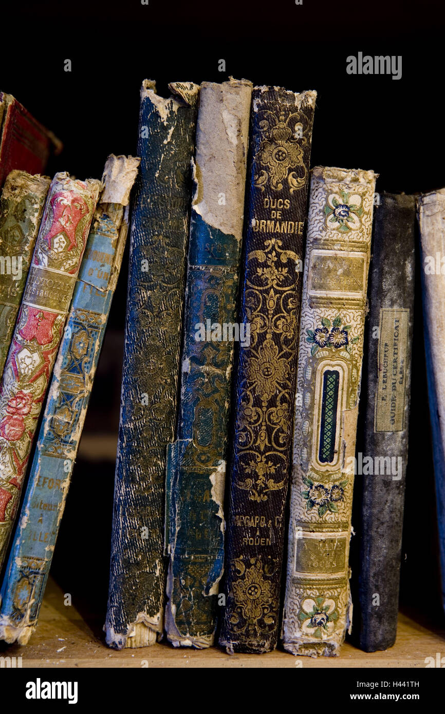 Antique books spines hi-res stock photography and images - Alamy