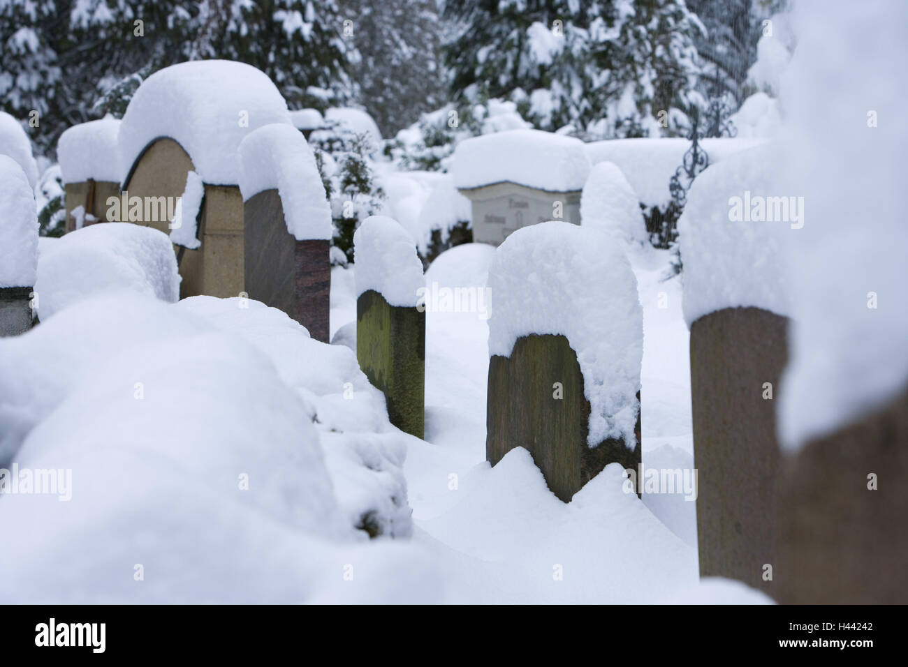 Snowy cemetery hi-res stock photography and images - Alamy