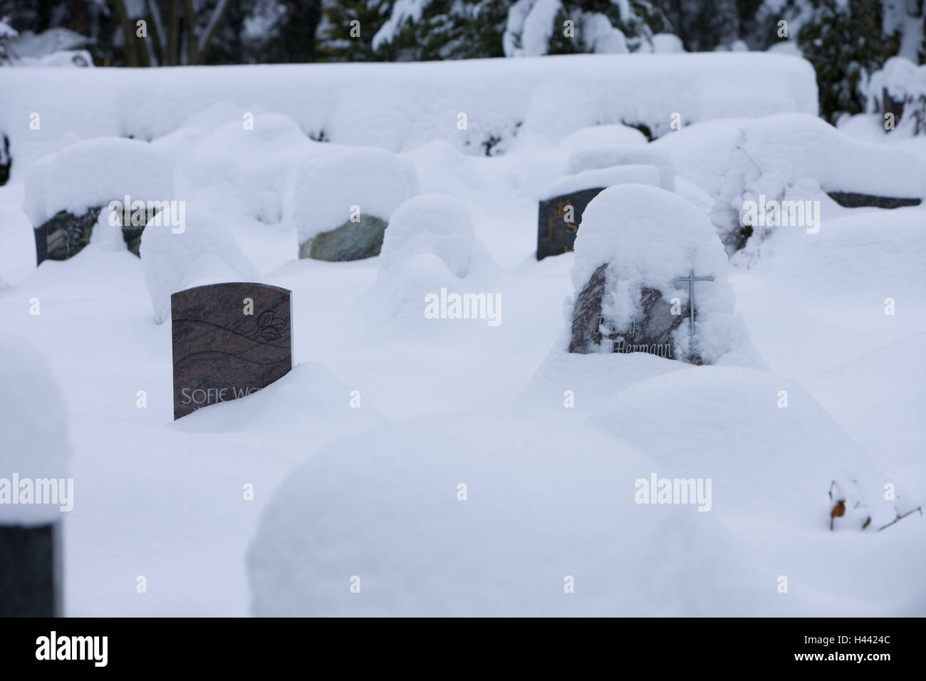 Snowy cemetery hi-res stock photography and images - Alamy