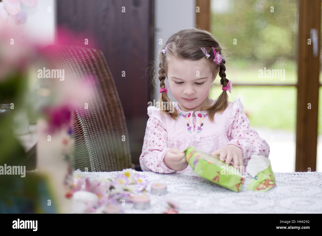 Girls, birthday, present talk Stock Photo - Alamy
