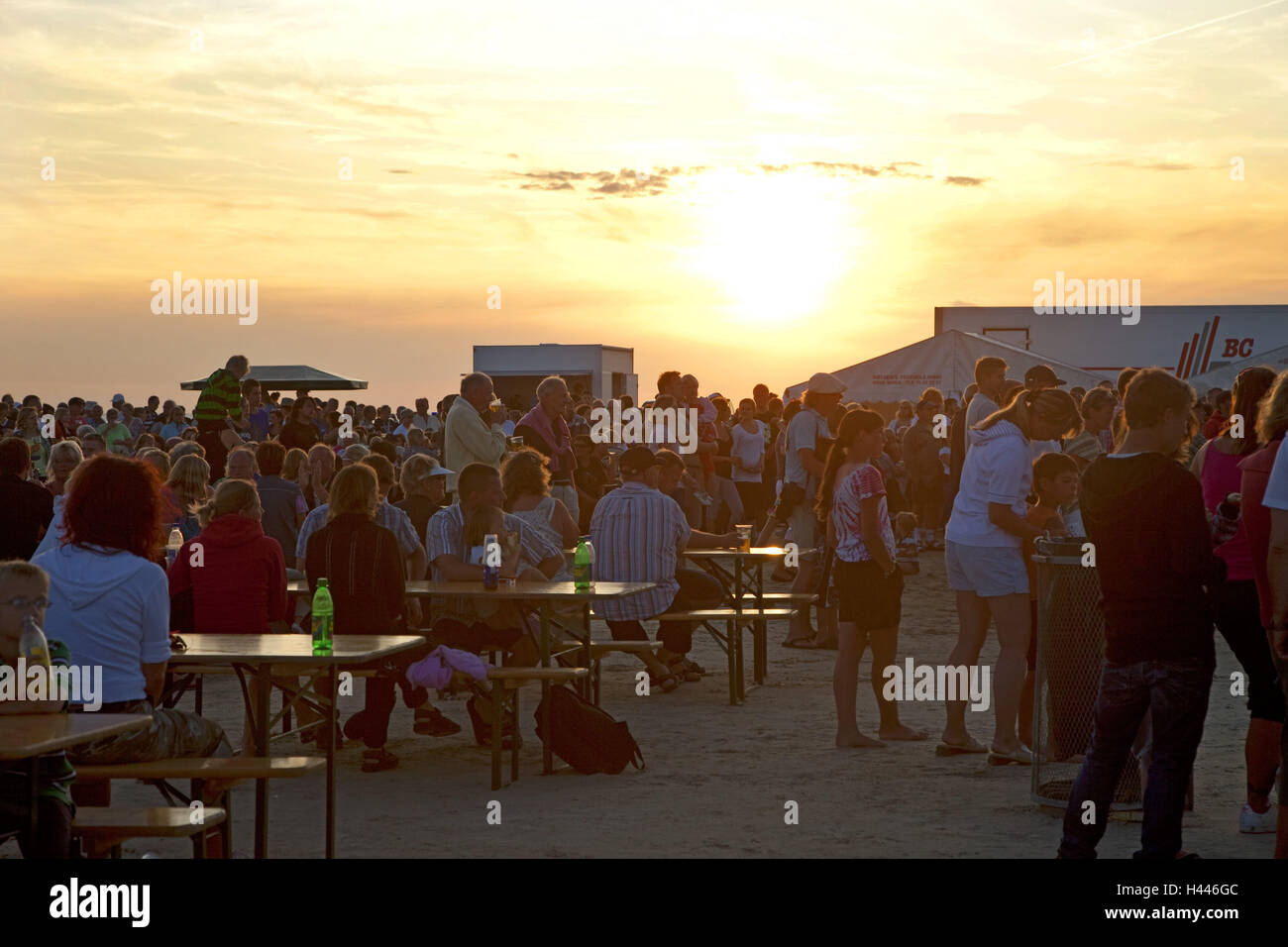 Beach feast, guests, evening light Stock Photo - Alamy