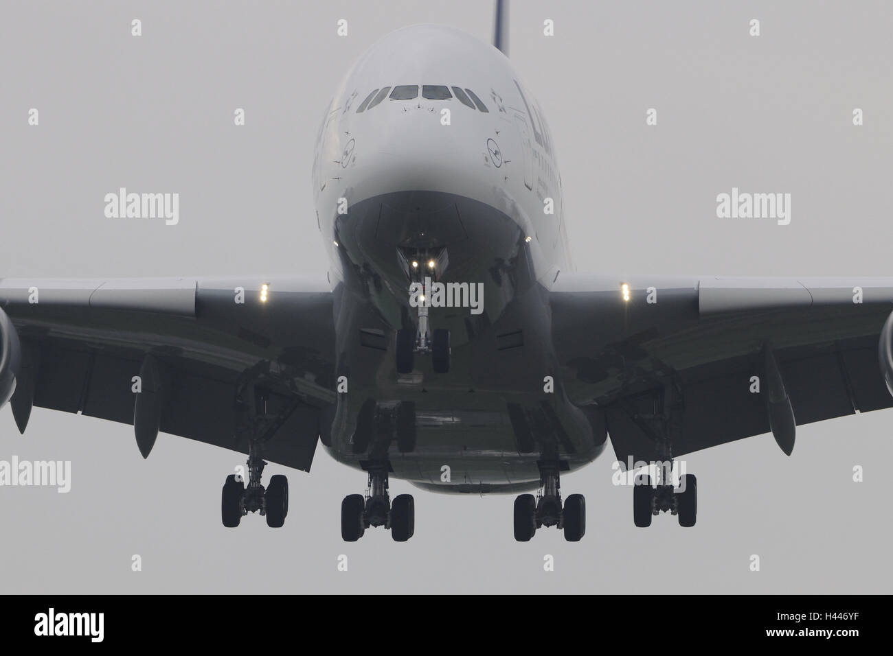 Airbus land approach haze hi-res stock photography and images - Alamy