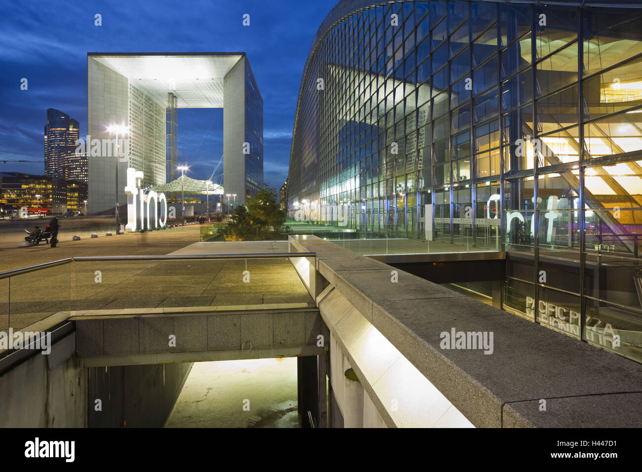 Grande arche with modern office towers hi-res stock photography and ...