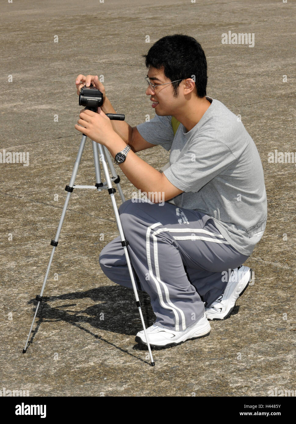 Man, Asian, young, camera, tripod Stock Photo - Alamy