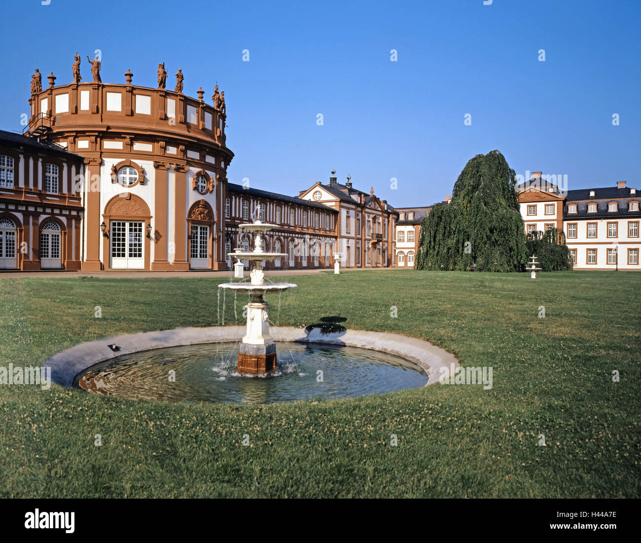 Germany, Hessen, Wiesbaden-Biebrich, lock, castle grounds, fountain ...