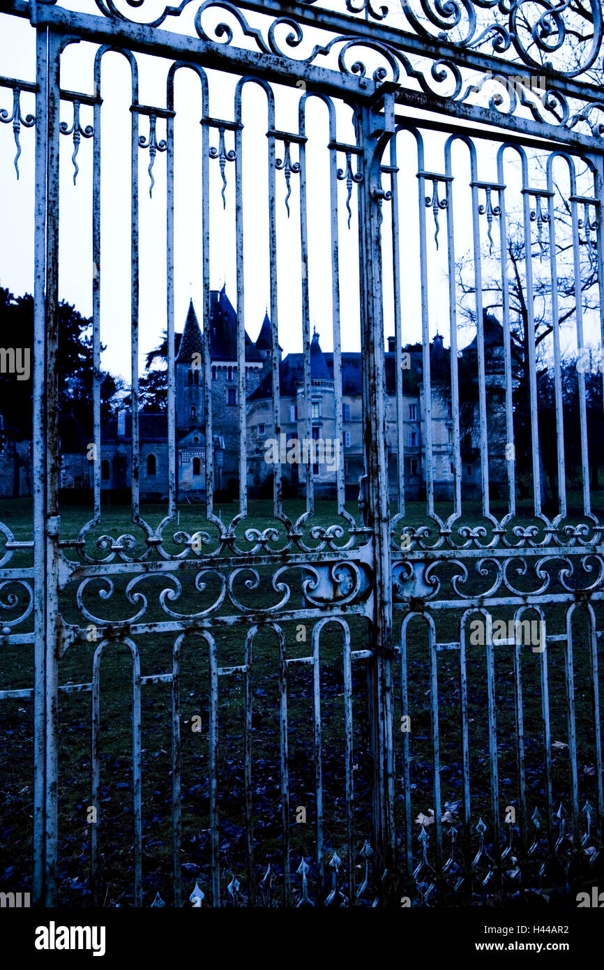 Grid gate castle hi-res stock photography and images - Alamy