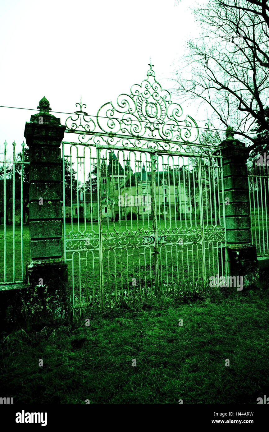 Grid gate castle hi-res stock photography and images - Alamy