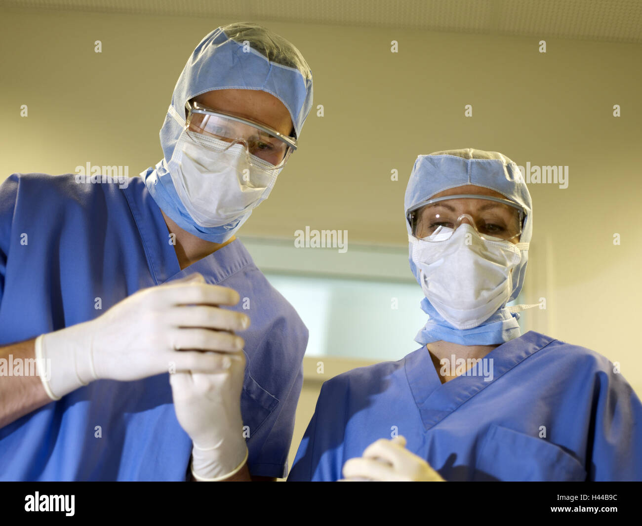 Surgeon,surgery nurse, operation, operation room Stock Photo - Alamy