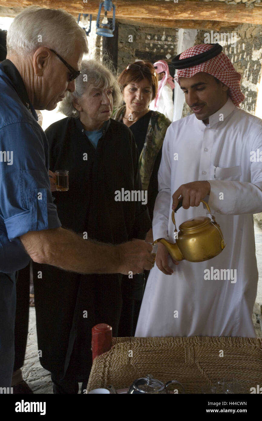 Saudi arabia tea hi-res stock photography and images - Alamy