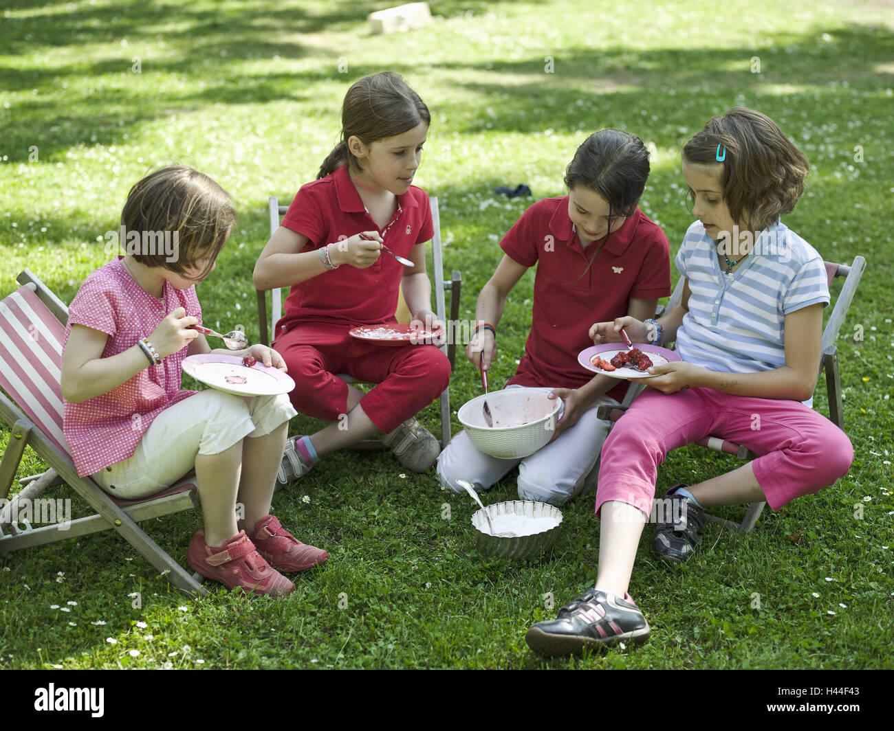 Children, meadow, sit, eat strawberries with cream, people, children ...