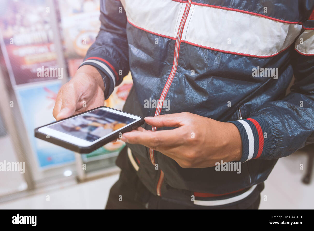 Man useing smartphone for social media Stock Photo - Alamy