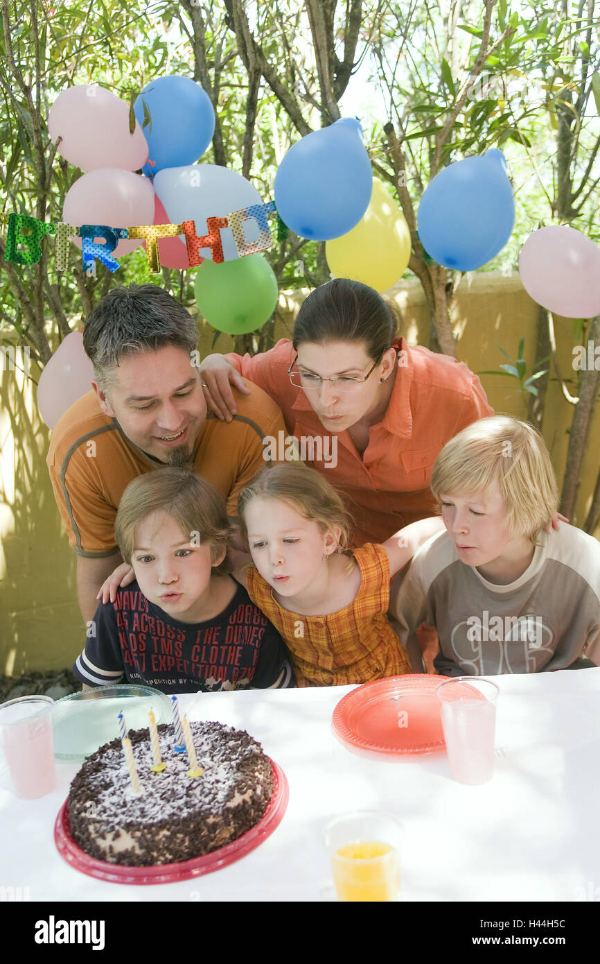 Children's birthday party hi-res stock photography and images - Alamy