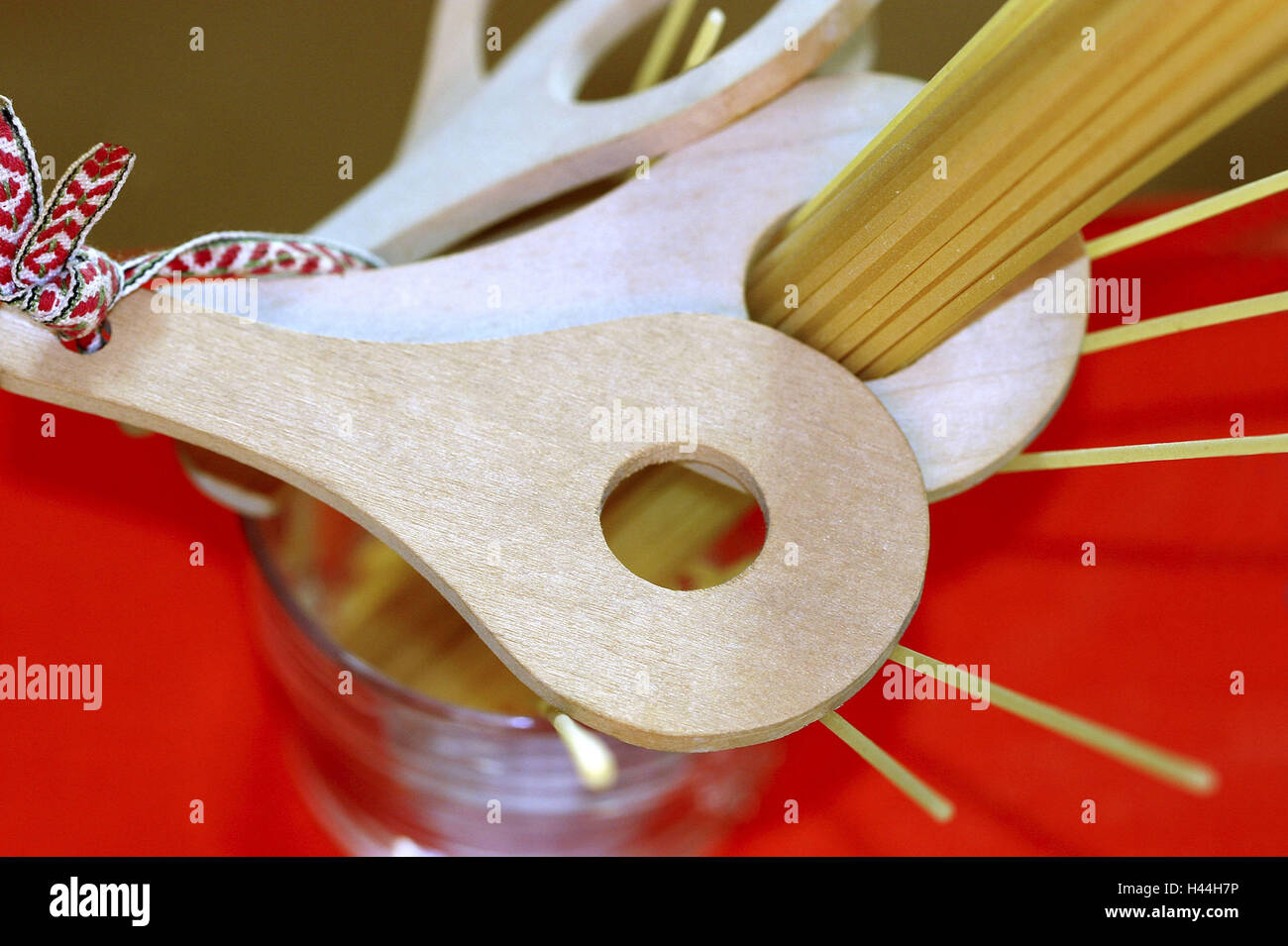 Spaghetti, wooden spoons, hole, amount, measures Stock Photo - Alamy