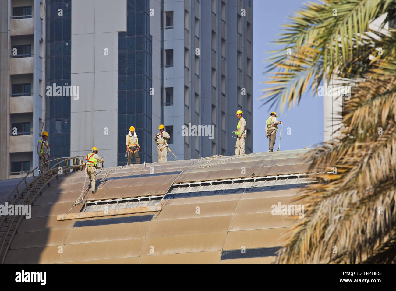 Dubai construction workers hi-res stock photography and images - Alamy