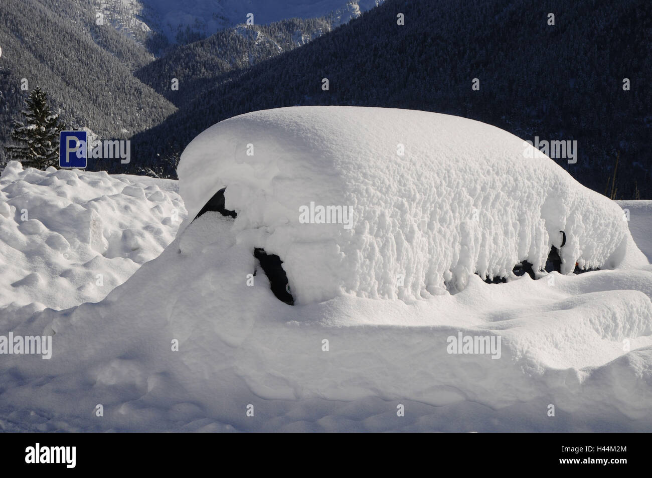 Car bonnet snow covered hi-res stock photography and images - Alamy