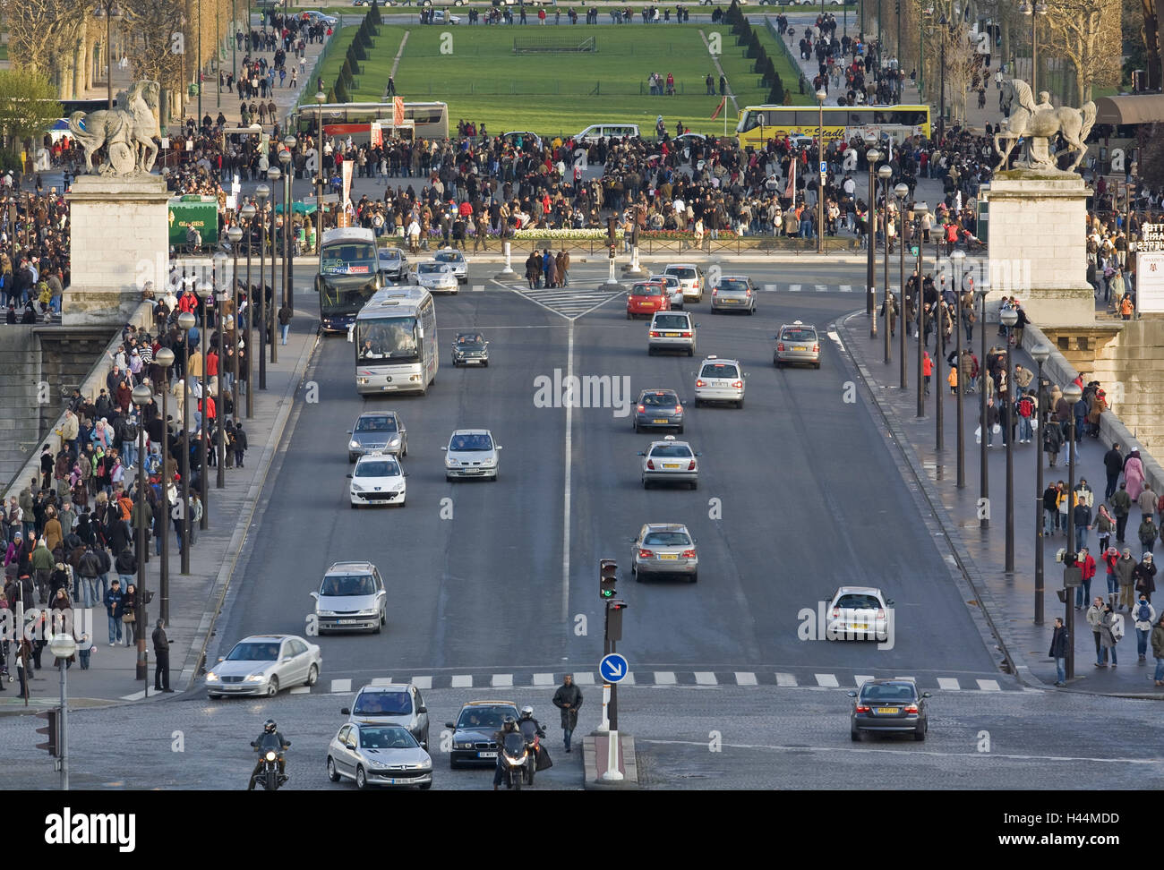 Paris crowd people hi-res stock photography and images - Alamy