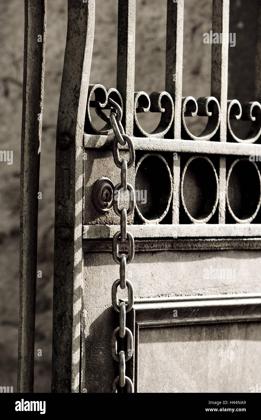 Lock goal, iron chain, b/w Stock Photo - Alamy