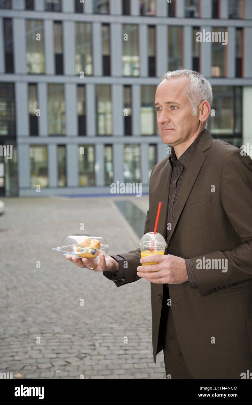 Lunch break, midday food, businessman, inner courtyard Stock Photo - Alamy