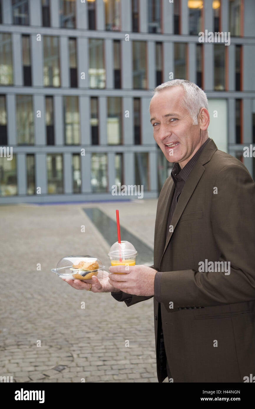 Lunch break, midday food, businessman, inner courtyard Stock Photo - Alamy