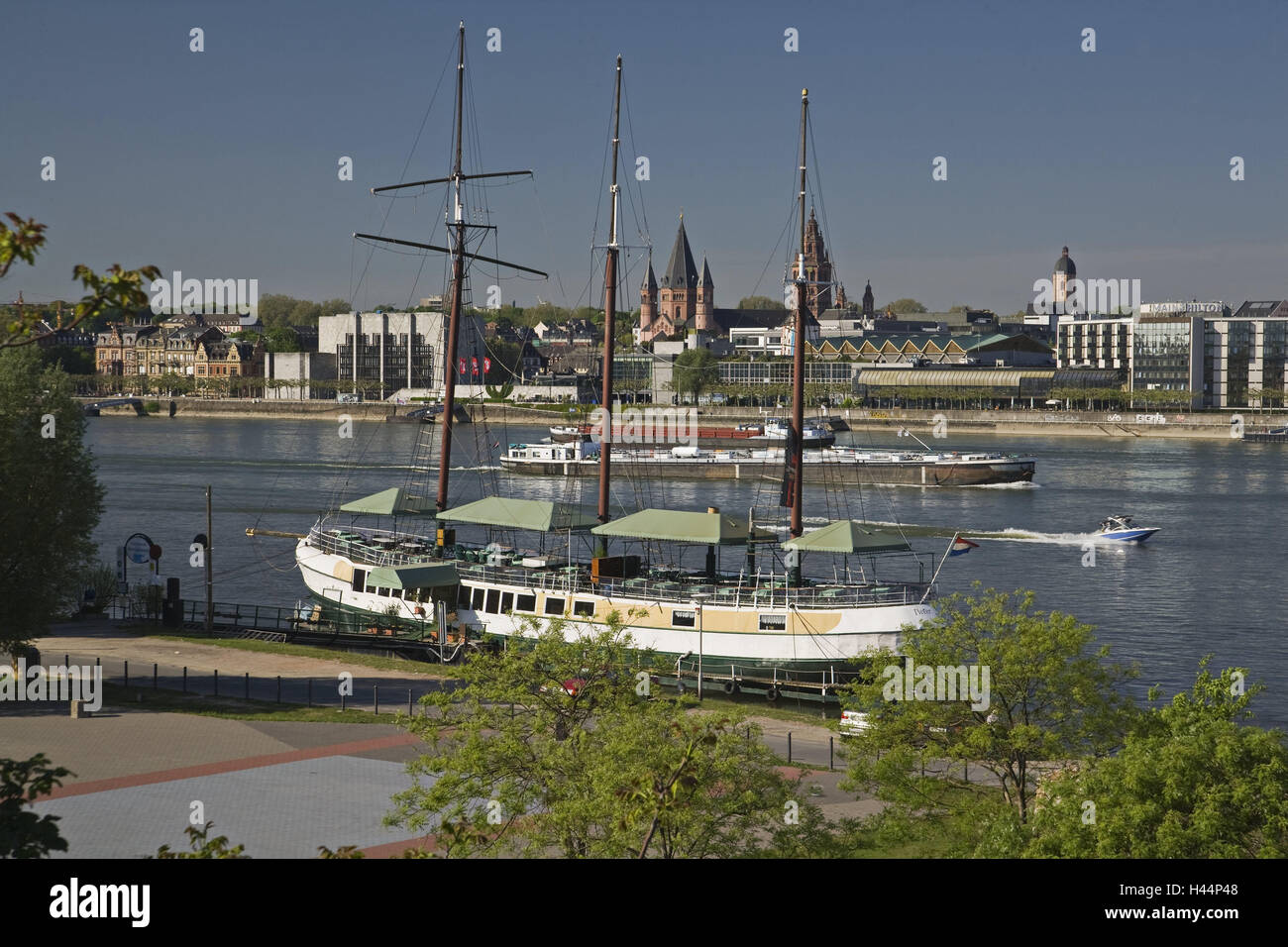 Germany, Rhineland-Palatinate, Mainz, town view, Rhine shore, boots ...