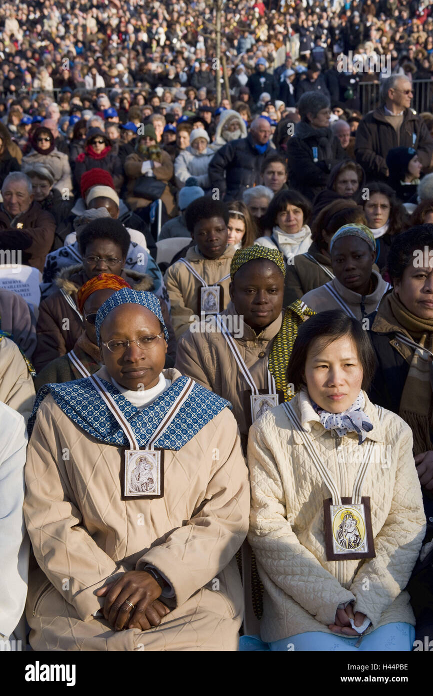 Believers pray in front of the grotto dimension Abitur ulna, Lourdes ...