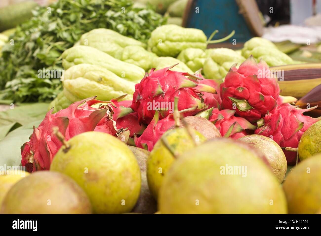 Dragon fruit and mixed fruit Stock Photo - Alamy