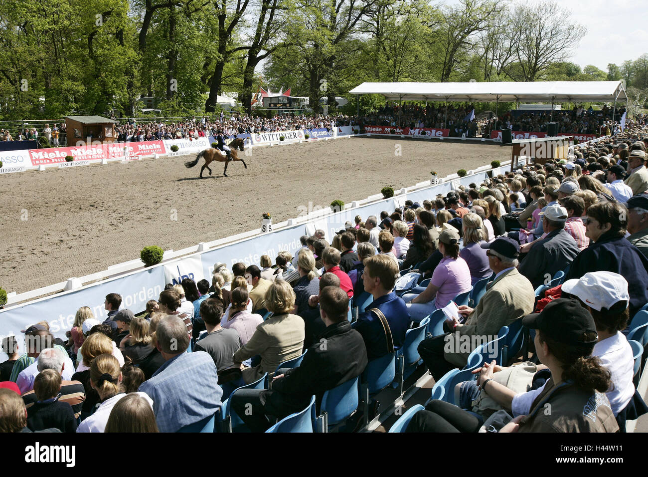 Spectator horse racing hi-res stock photography and images - Alamy