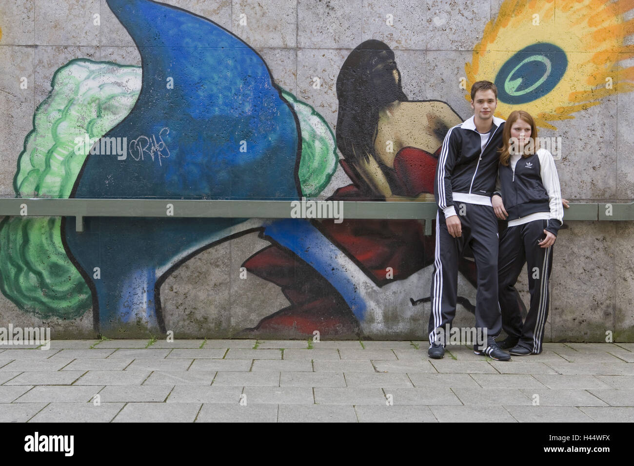 More poorly, graffiti, teenager's couple, tracksuits, stand, wait Stock ...