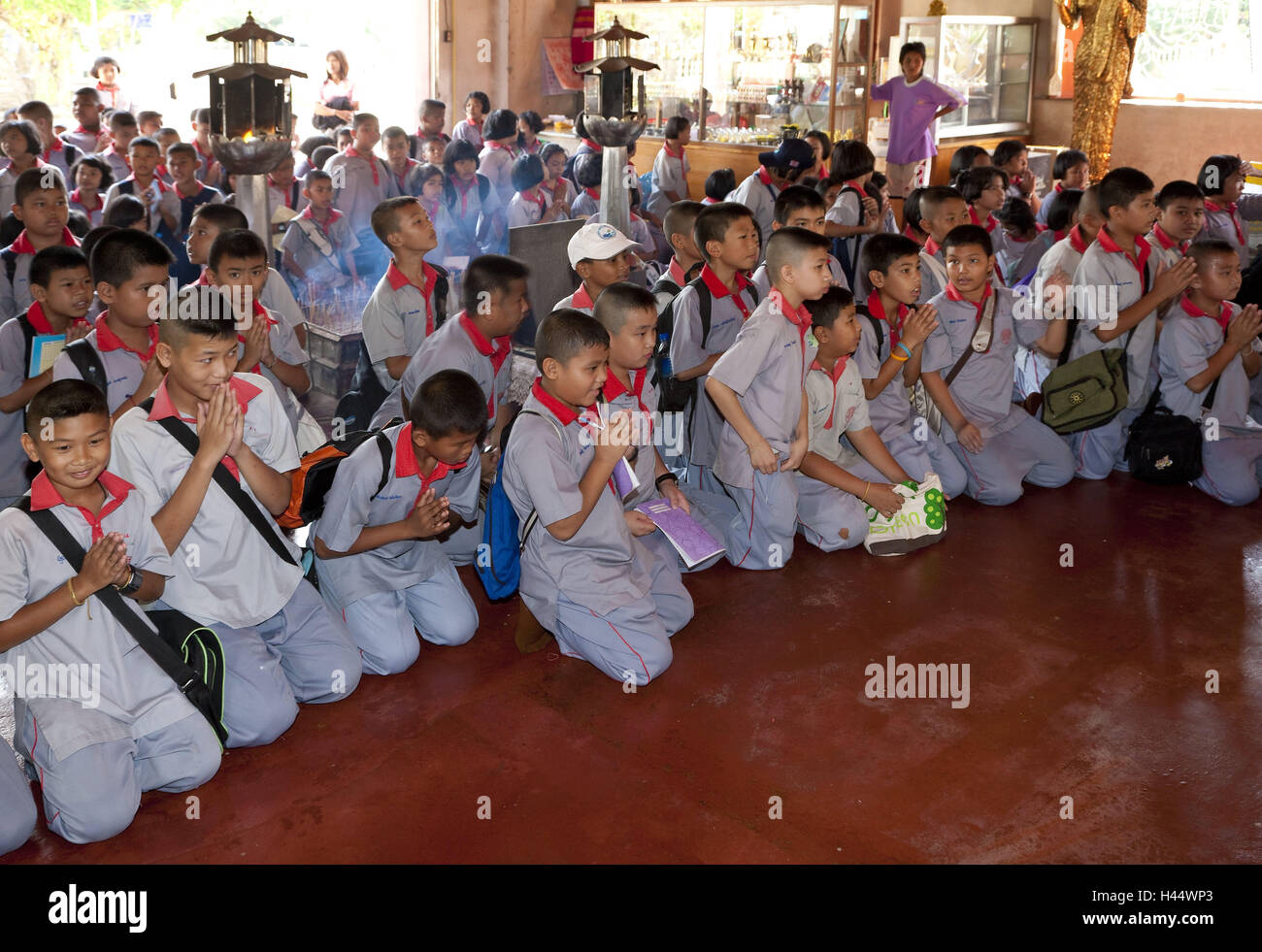 praying school children, Buddhist temple, Wat Phra Thong, Thalang ...