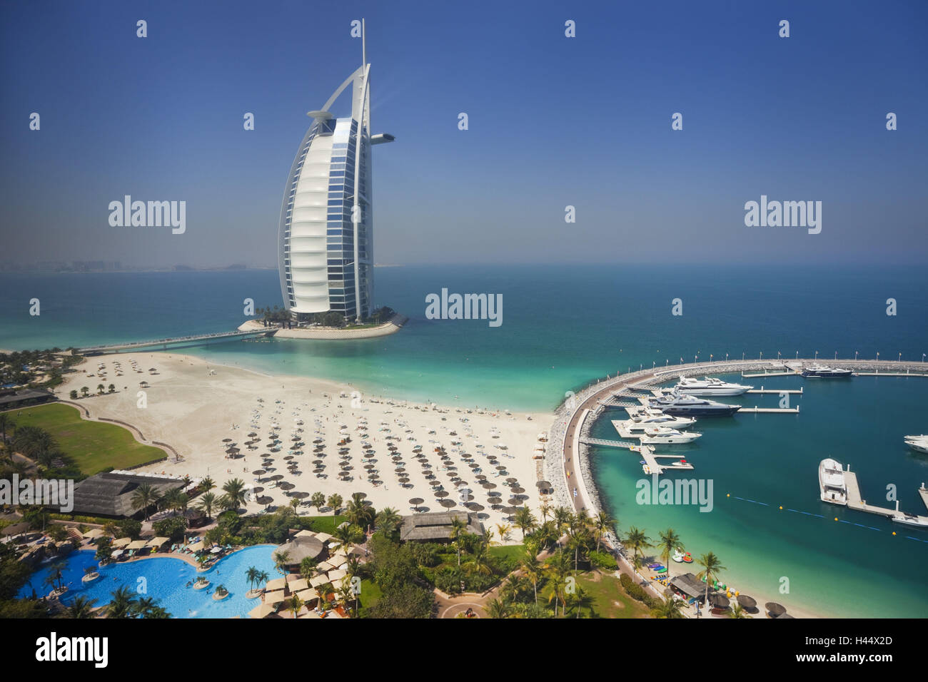 Dubai marina beach hi-res stock photography and images - Alamy
