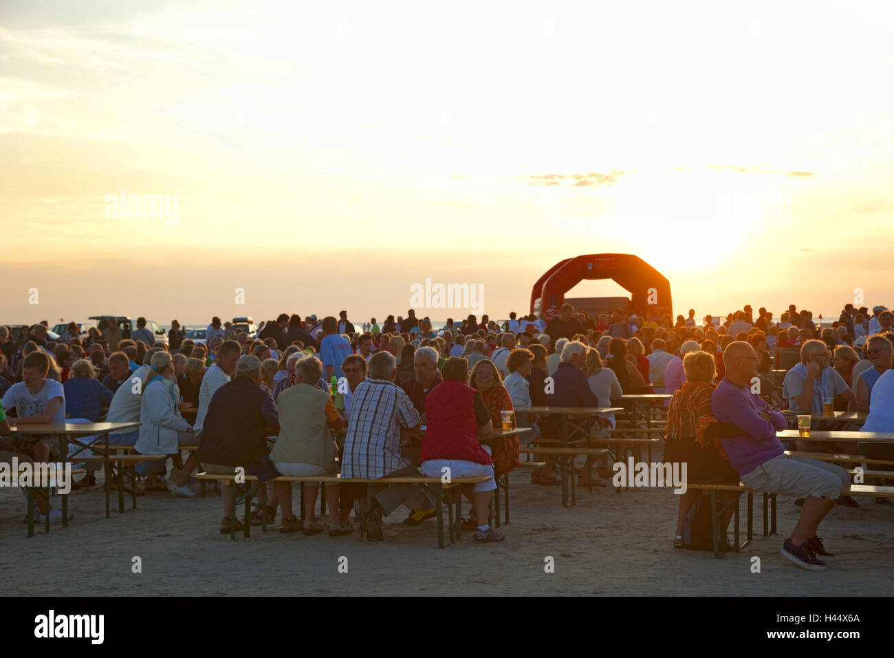 Beach feast, guests, evening light Stock Photo - Alamy