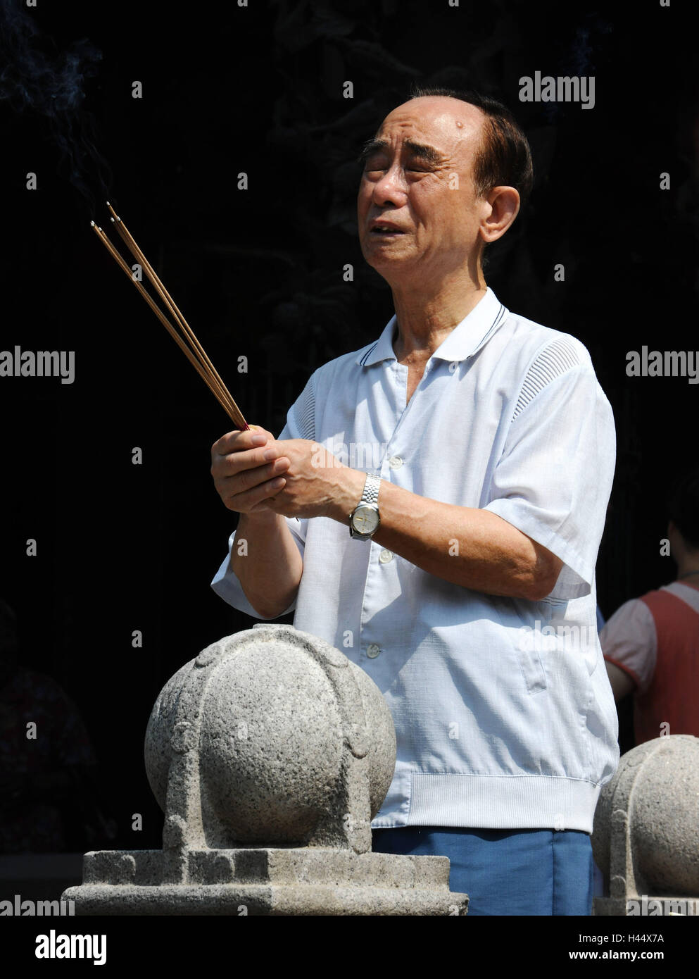 People pray temple joss stick hi-res stock photography and images - Alamy