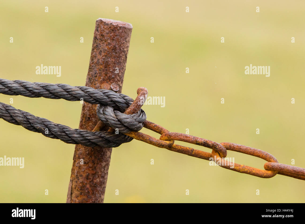 Old chain with rust, steel chain link fence Stock Photo - Alamy