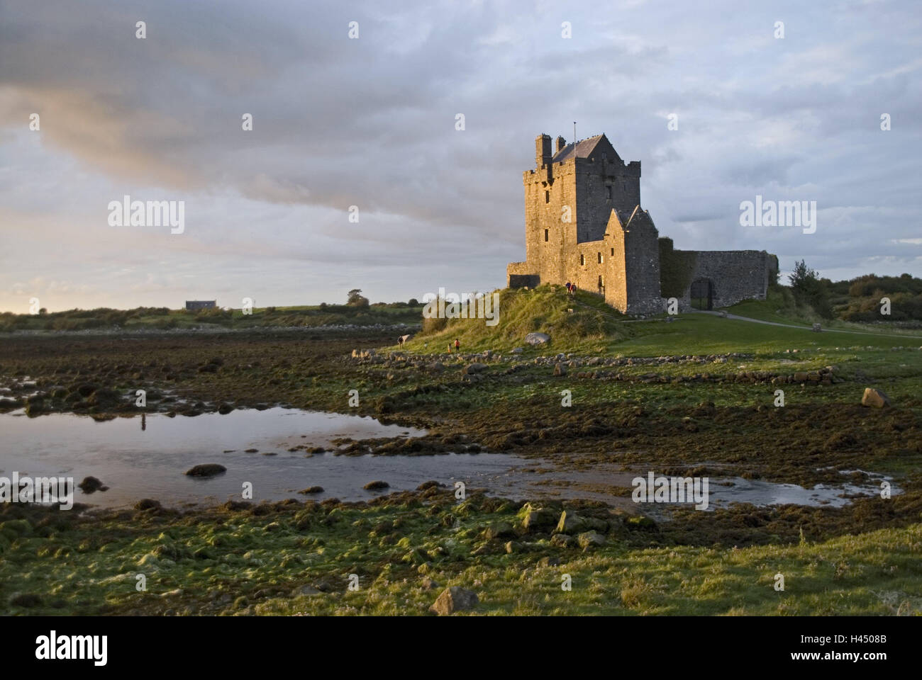 Ireland, Kinvara, Dunguaire Castle, outside, tourists, evening mood ...