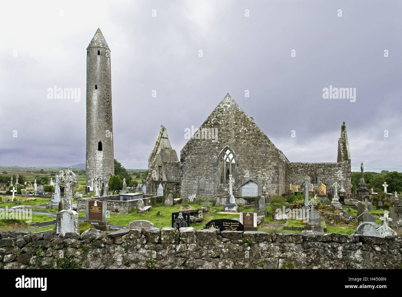 Cathedral and round tower hi-res stock photography and images - Alamy