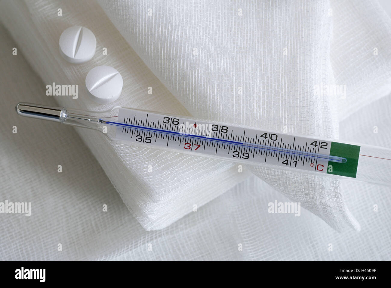 Clinical thermometer, 39 degrees, tablets, detail Stock Photo - Alamy