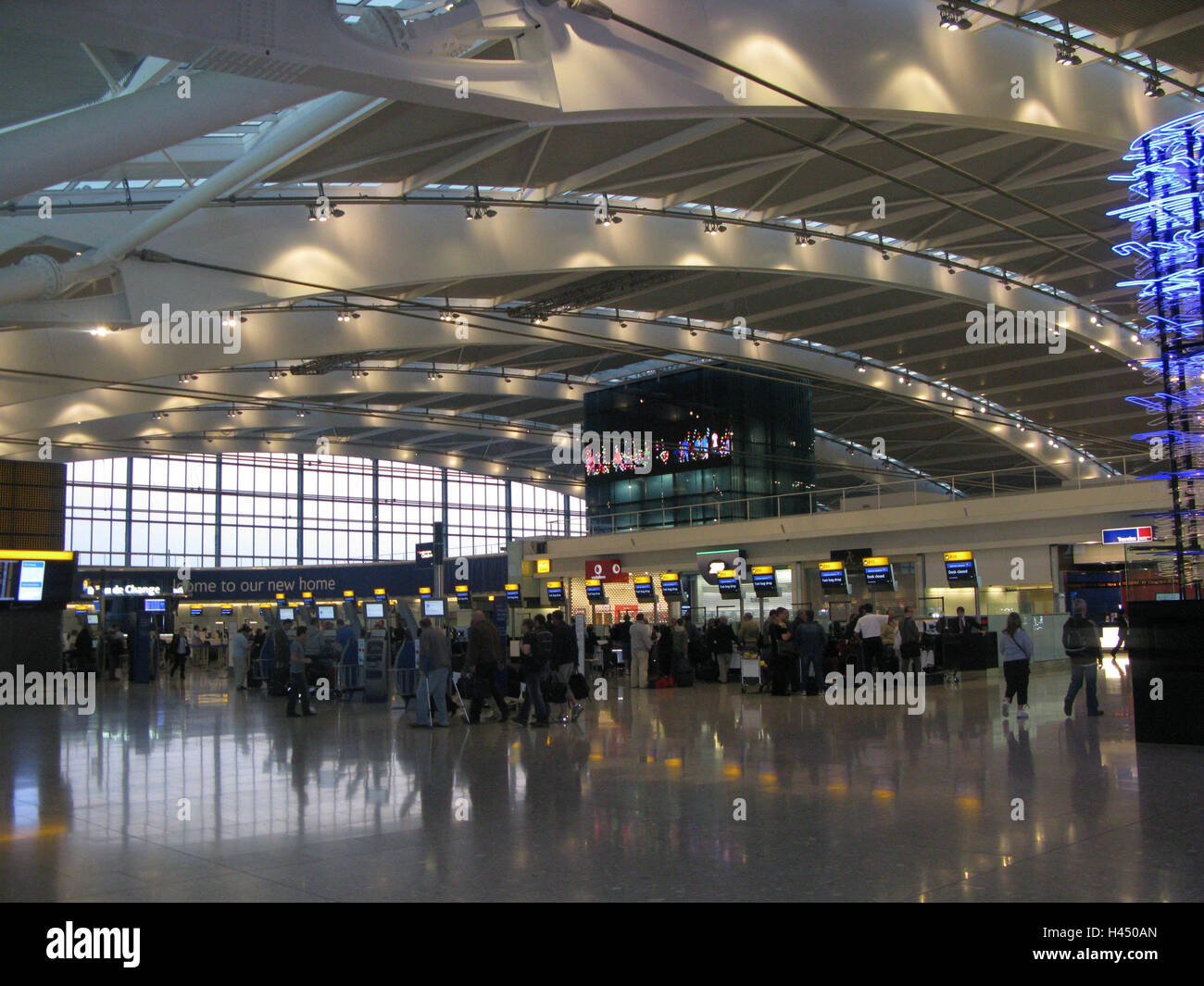 Heathrow terminal 5 construction hi-res stock photography and images ...