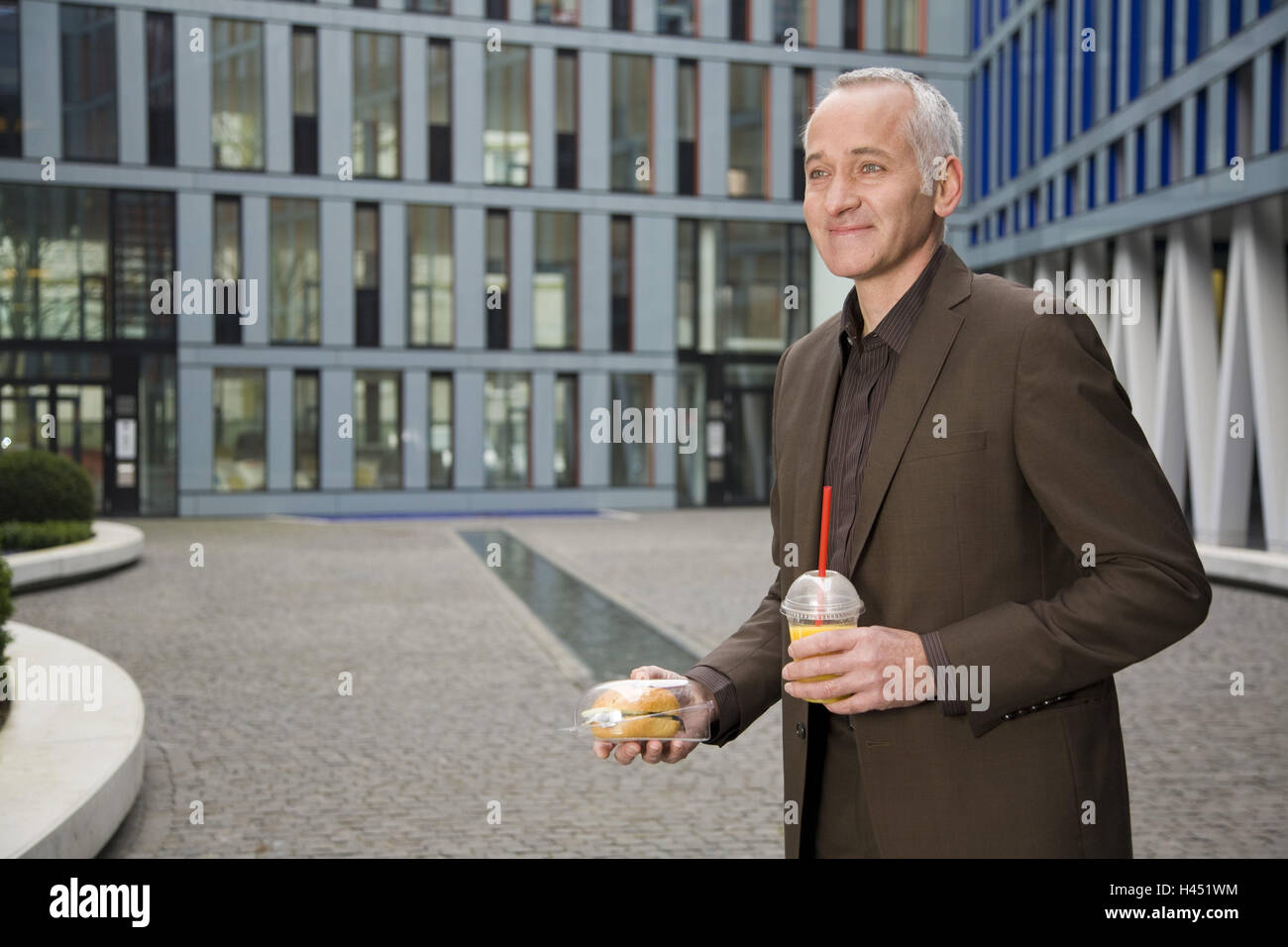 Lunch break, midday food, businessman, inner courtyard Stock Photo - Alamy