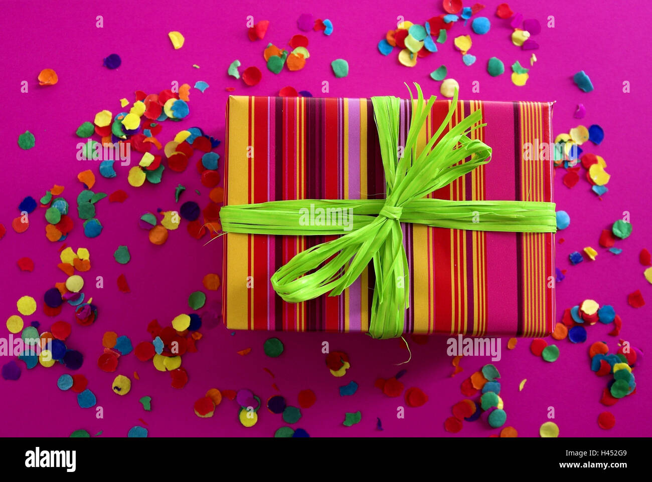 Confetti loop hi-res stock photography and images - Alamy