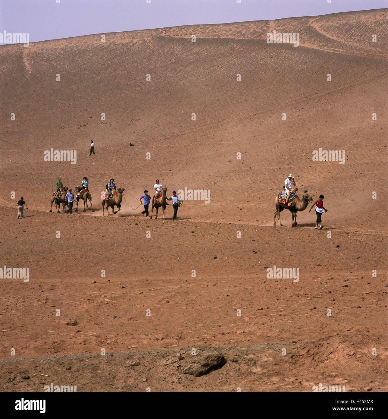 China, region Sinkiang, Turpan, flame mountains, tourists, camels ...