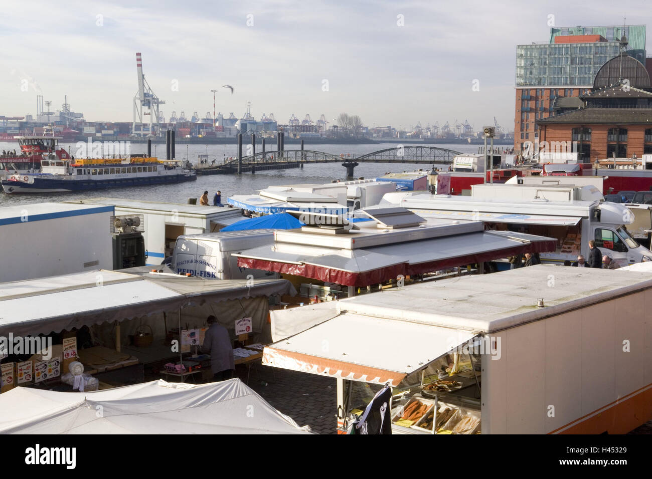 Hamburg fish market stalls hi-res stock photography and images - Alamy