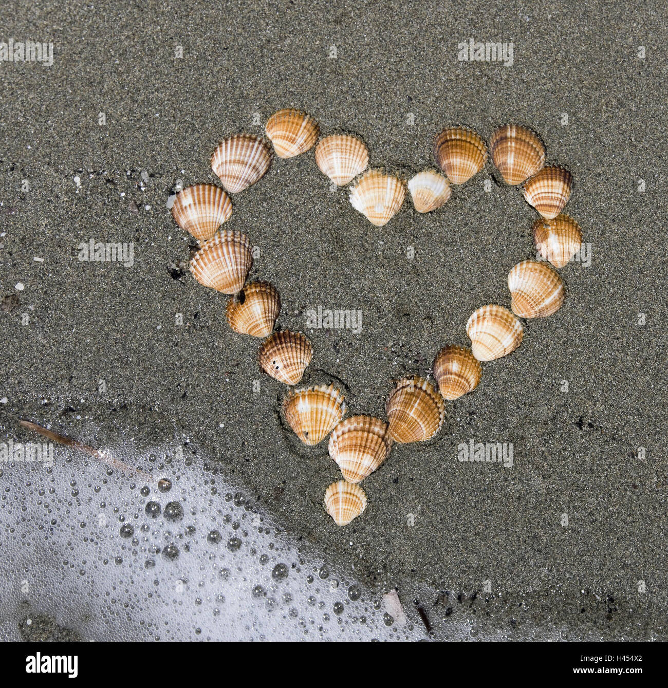 Beach, Sand, mussels, array, heart Stock Photo - Alamy