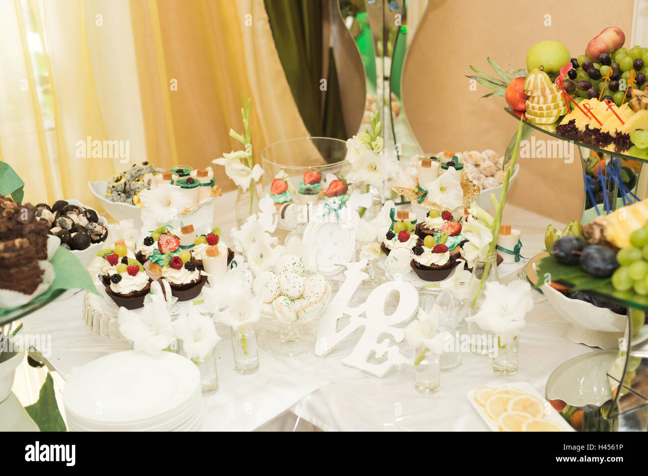 Table shots hi-res stock photography and images - Alamy