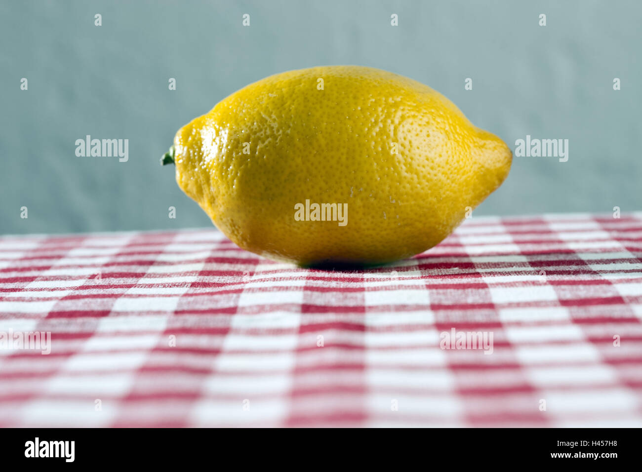 Lemon, table cloth Stock Photo - Alamy