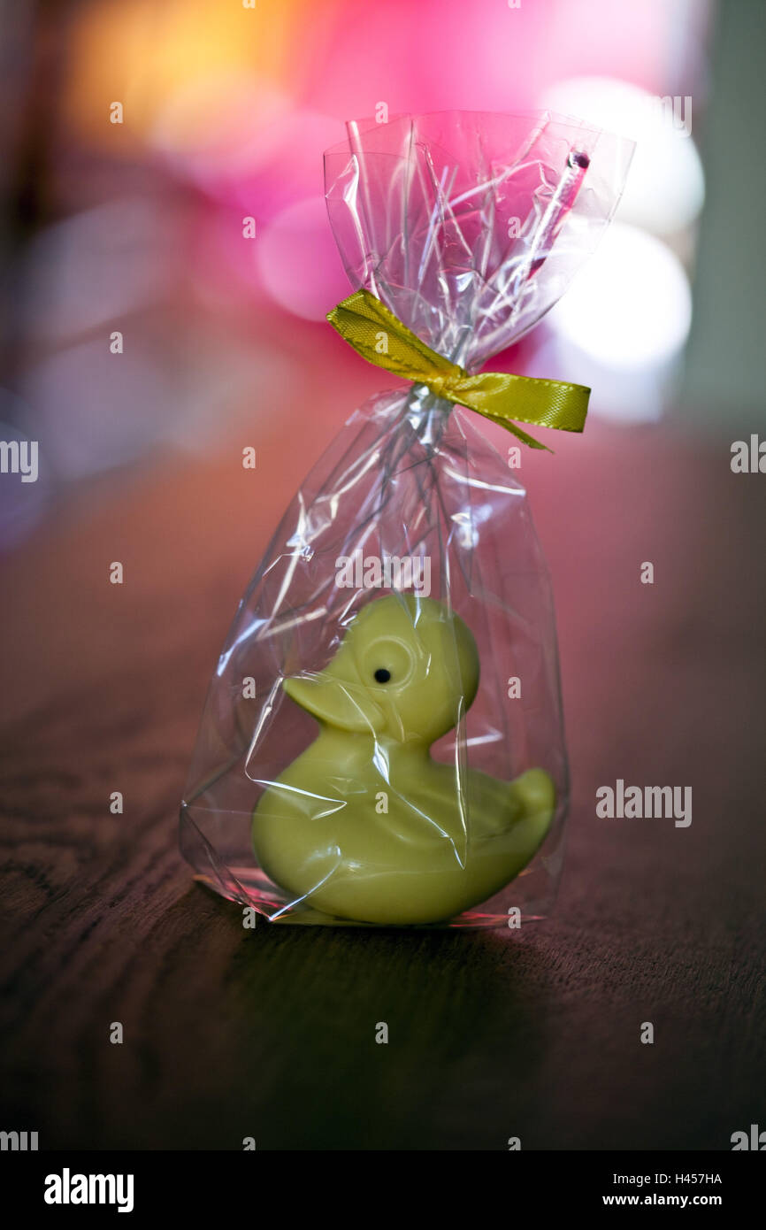 Yellow wrapping hi-res stock photography and images - Alamy