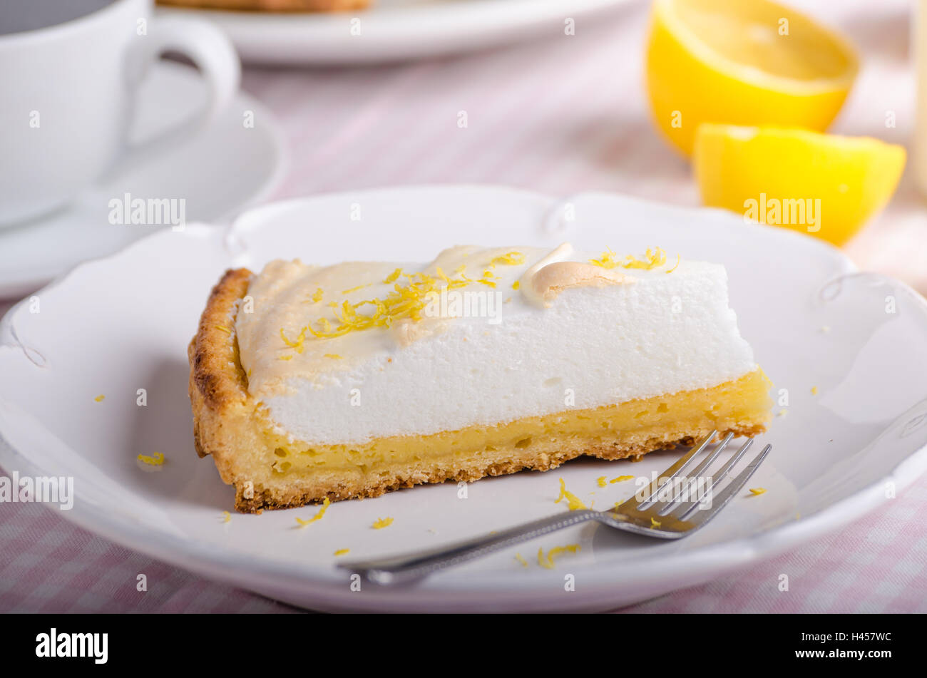 Lemon cheesecake, very simple delicious cake, rustic corners of dough ...