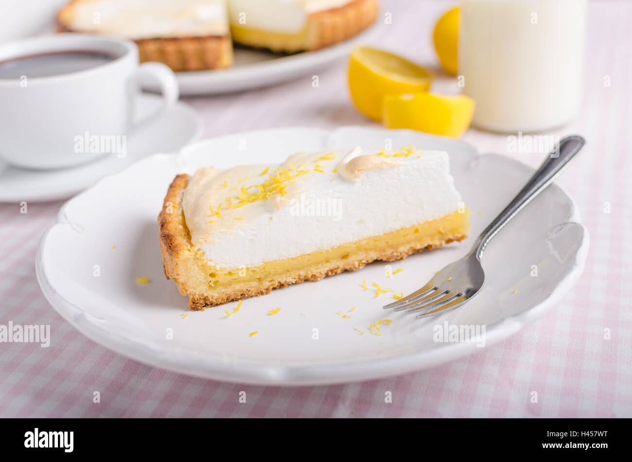 Lemon cheesecake, very simple delicious cake, rustic corners of dough ...