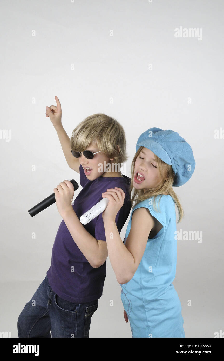 Child karaoke hi-res stock photography and images - Alamy