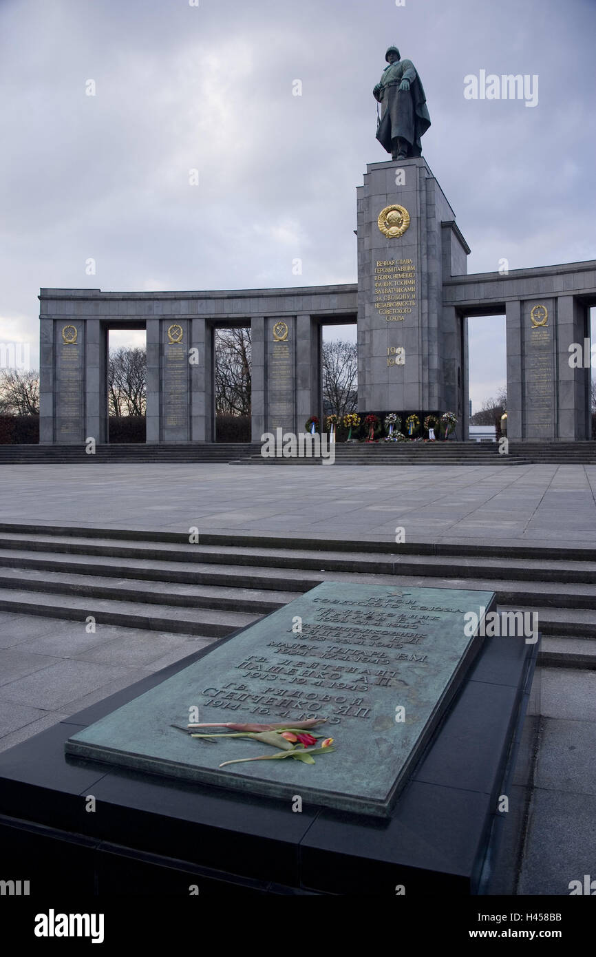 Soviet war monument hi-res stock photography and images - Alamy