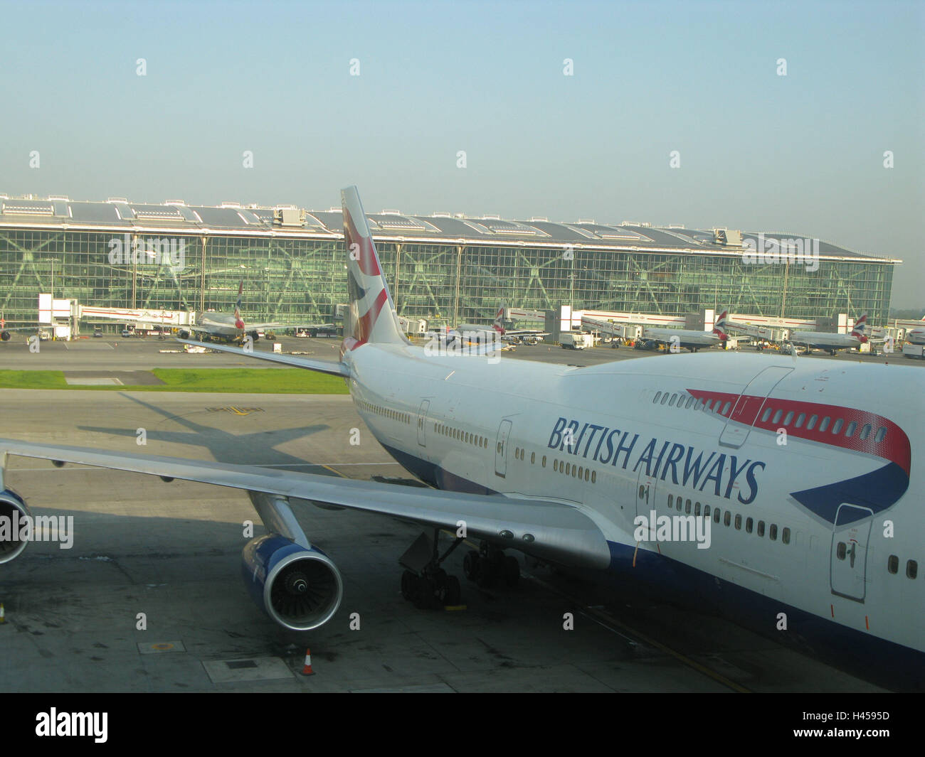 Heathrow terminal 5 construction hi-res stock photography and images ...
